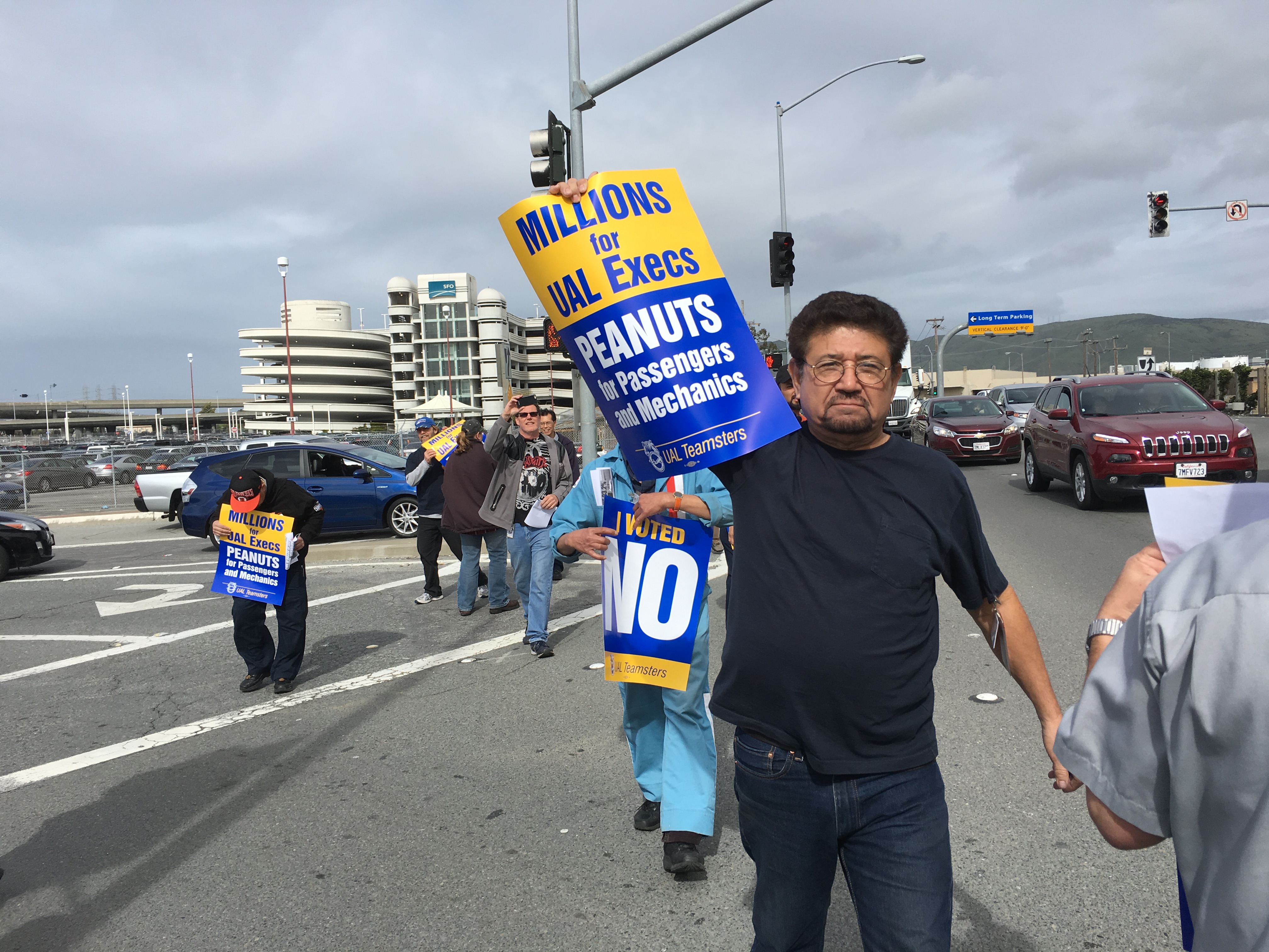 No Contract No Peace IBT UAL SFO Mechanics Clock Out & Picket At UAL ...