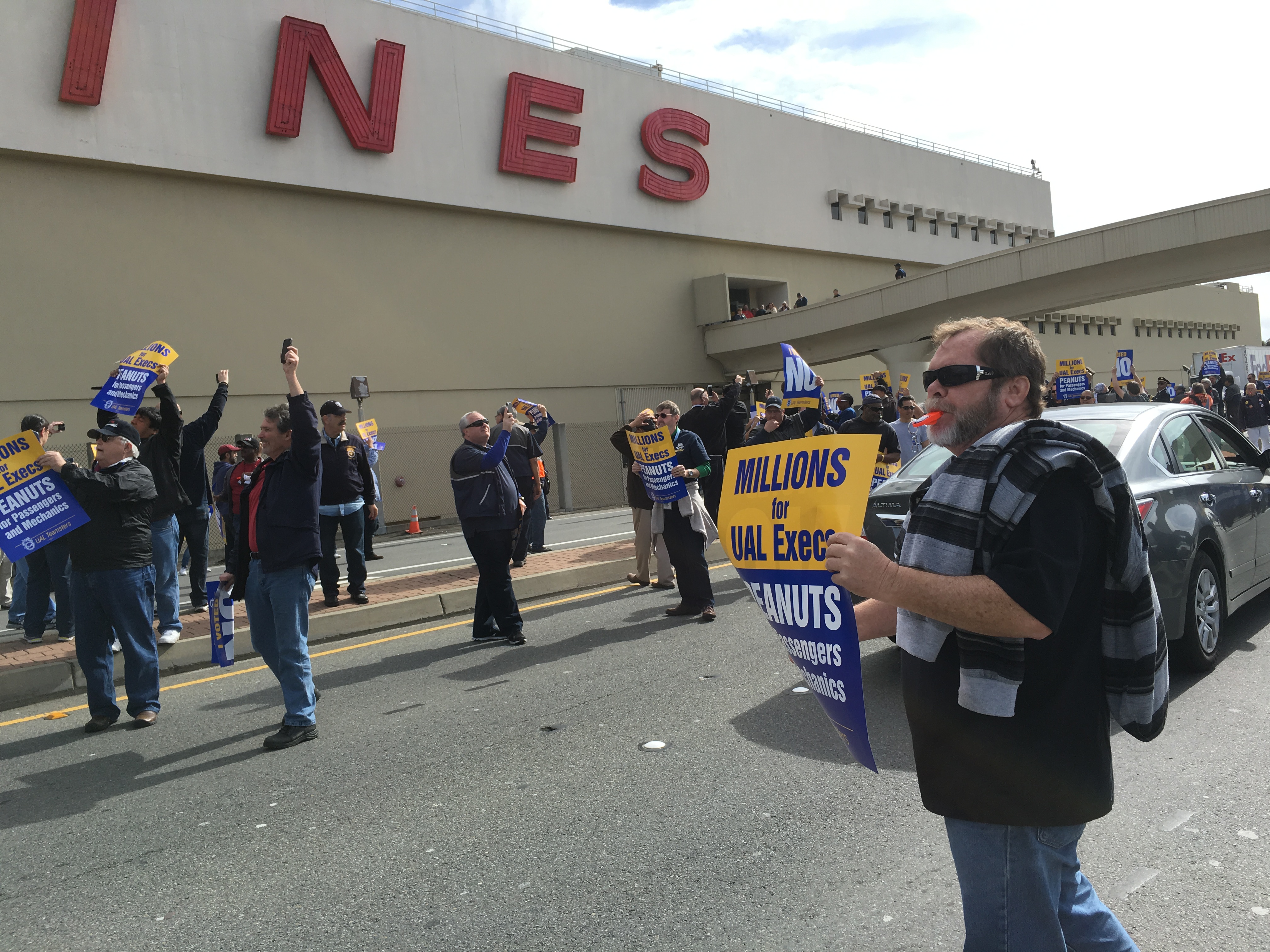 No Contract No Peace IBT UAL SFO Mechanics Clock Out & Picket At UAL ...