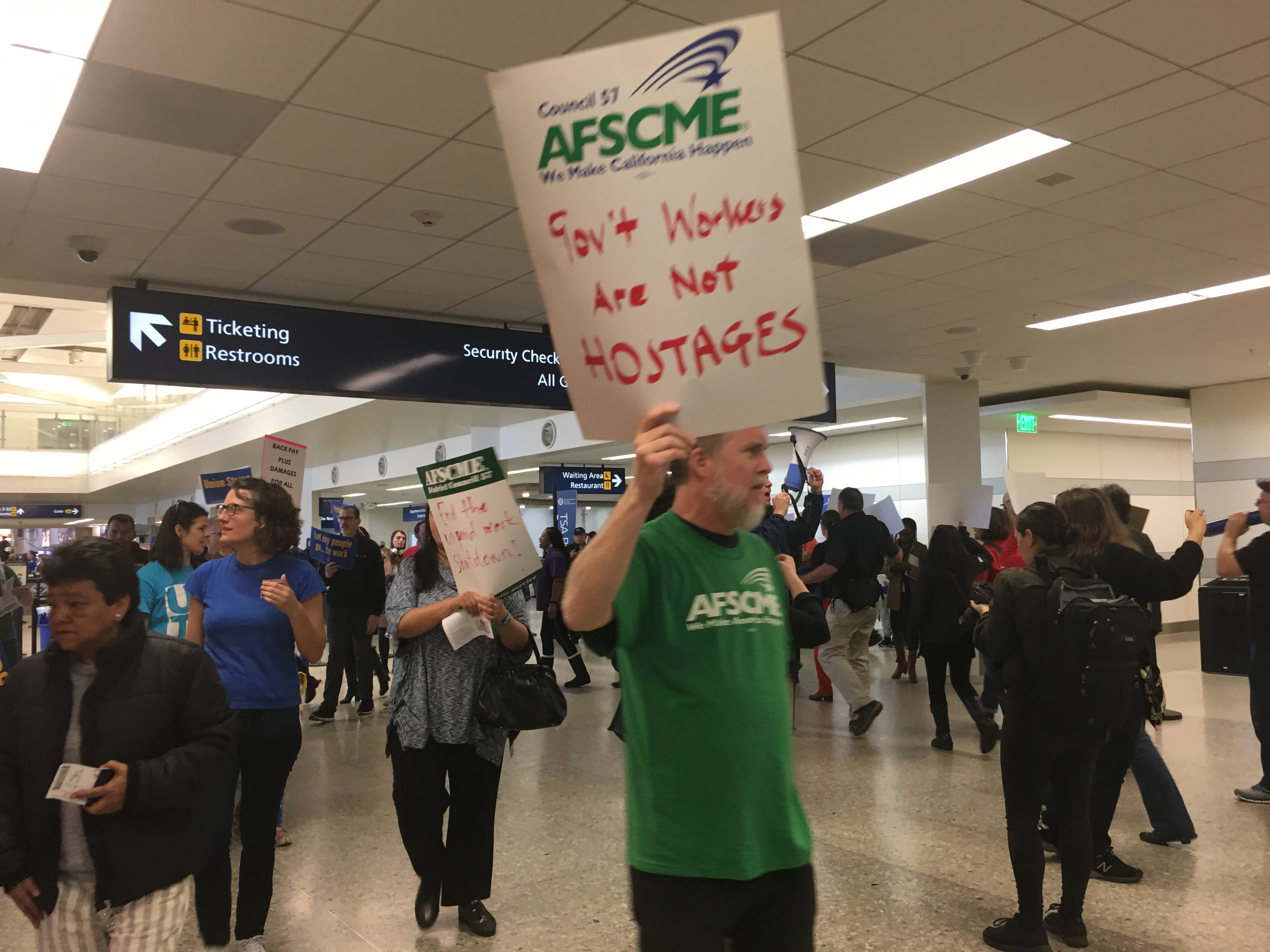 AFGE Workers With Airline Workers & Labor Protest At Oakland Airport ...