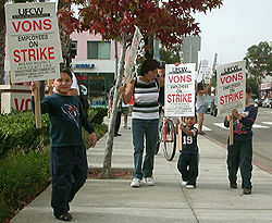 70,000 Grocery Workers on Strike After Negotiations Collapse : Indybay